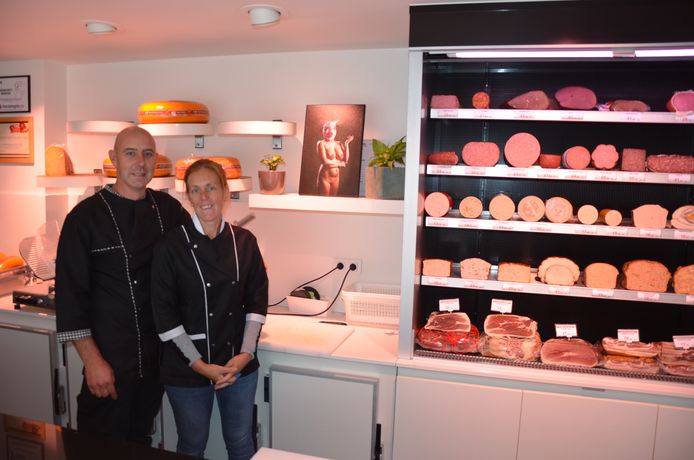 Mag het iets meer zijn? Expo Achter Glas in Zeveneken brengt kunst tot bij de slager | Lochristi ...