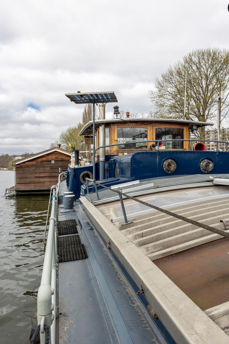 Dit koppel bouwde een vrachtschip om tot gezellige woonboot: ‘Ontwaken ...