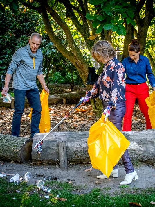 Gewapend met grijpers houden deze Tilburgers zelf de stad schoon ...
