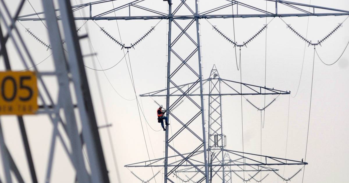 Verfbeurt voor hoogspanningsmasten: Industrielaan Uden in etappes dicht ...