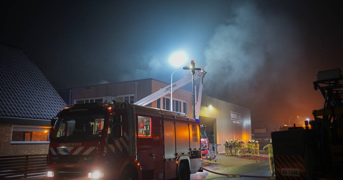 Grote brand in bedrijfspand in Zelhem geblust door brandweerkorpsen uit ...