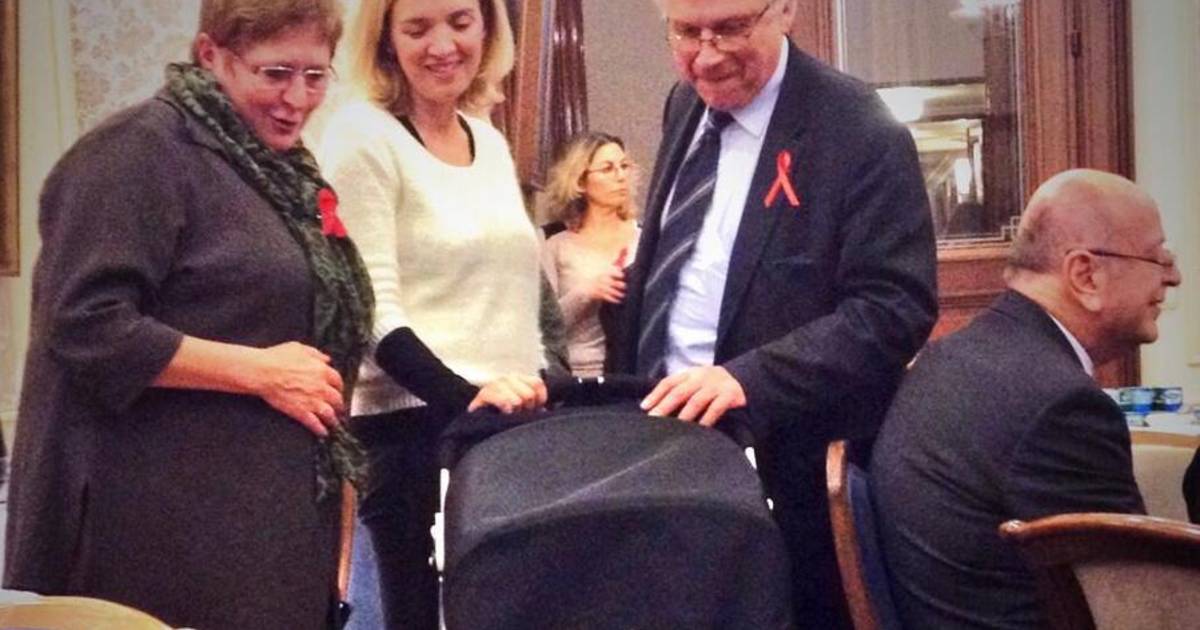 Freya Piryns met baby naar Senaat omdat "N-VA stemafspraak weigert ...