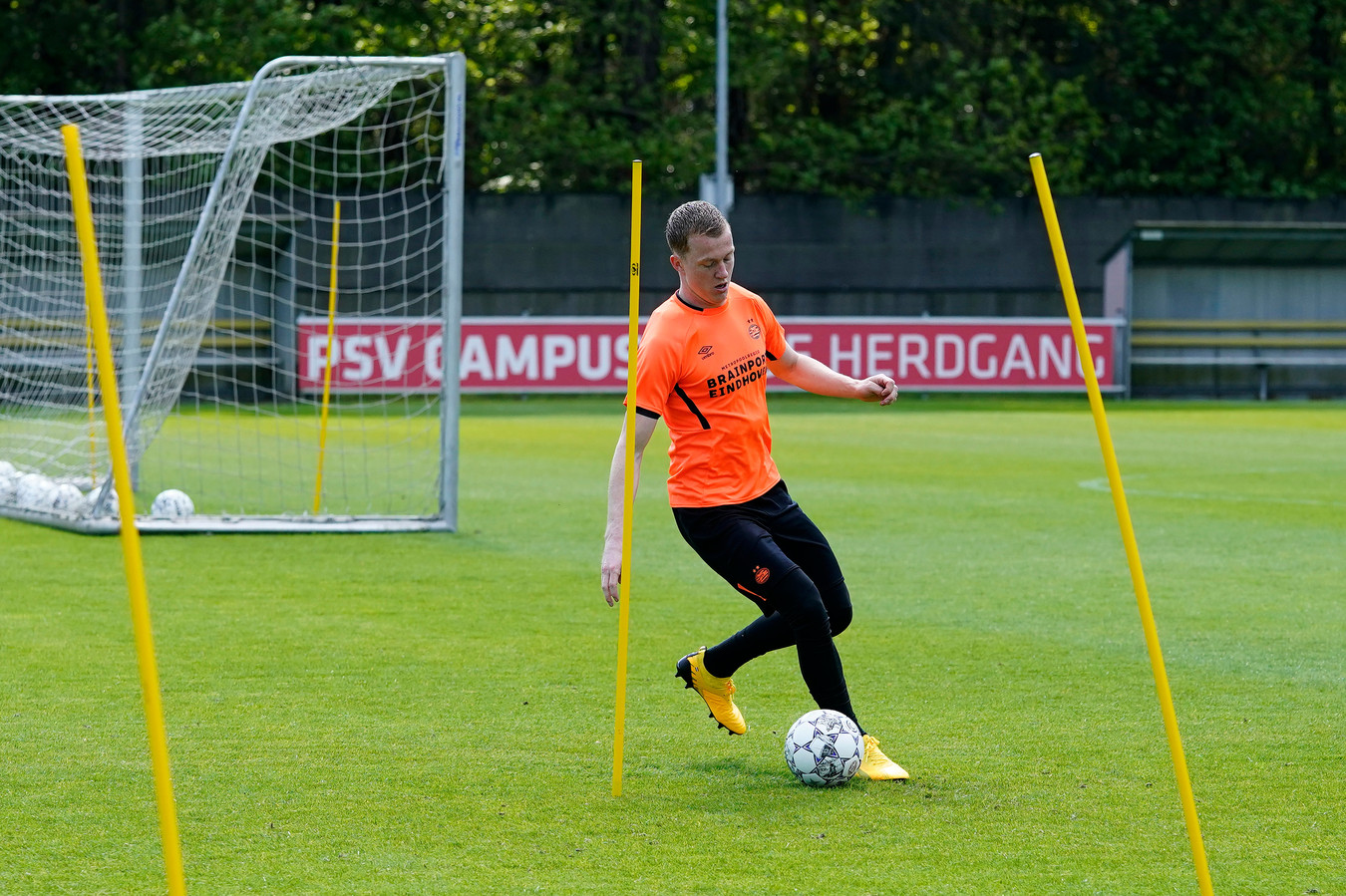 PSV’ers voor het eerst in samenleving op afstand weer in groepjes het ...