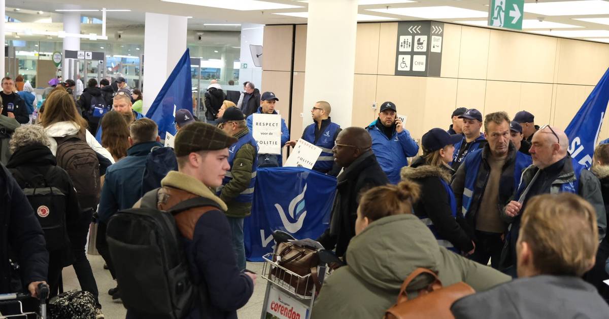 Politievakbonden voeren actie op luchthaven, hinder voor reizigers ...