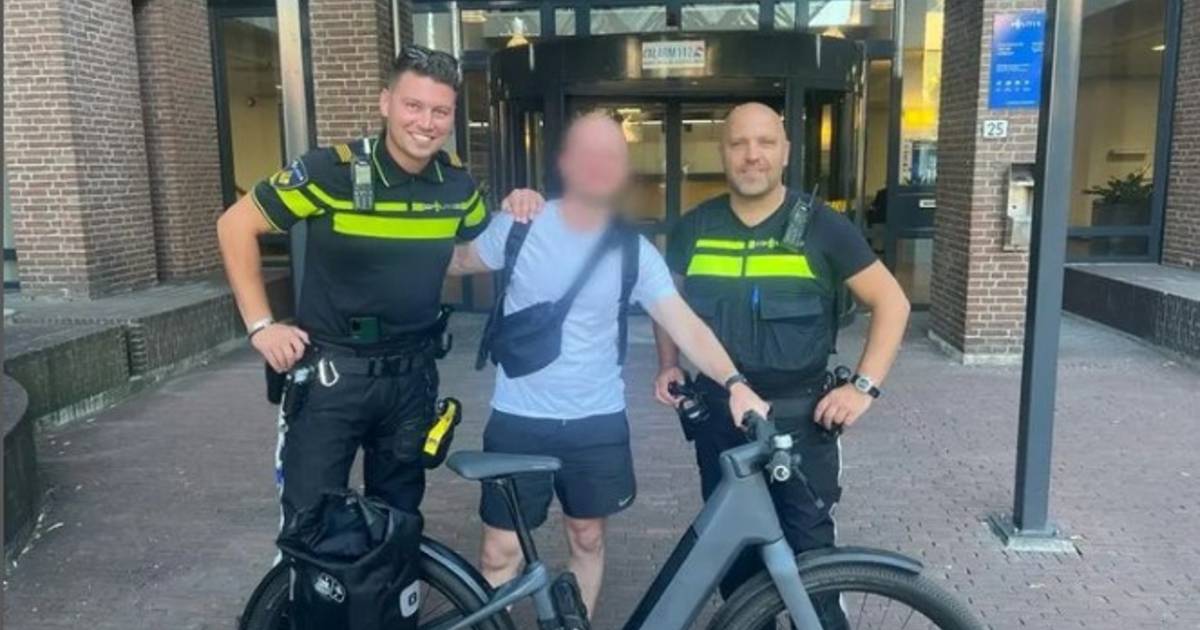 Fietsendief loopt tegen de lamp omdat hij oortjes in de fietstas over ...