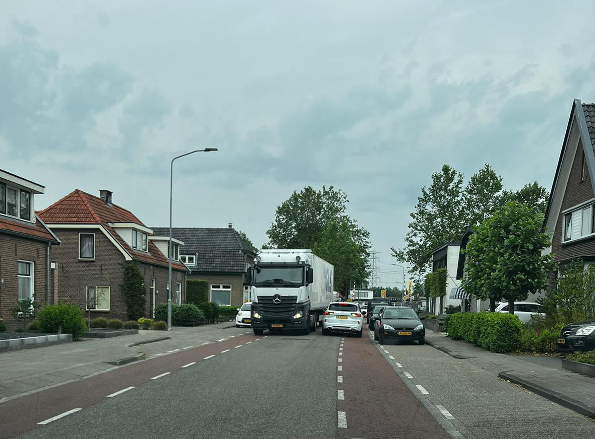 Nieuwe maatregelen op gevaarlijke weg in Twello: ‘Fijn, maar we zijn er ...