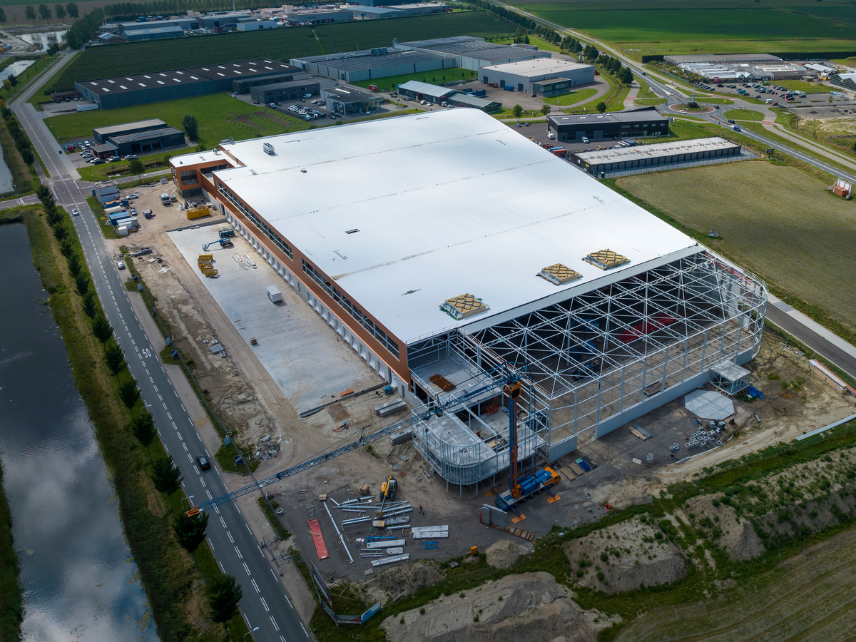 Twee joekels op het industrieterrein en nieuwe Intratuin geven entree ...