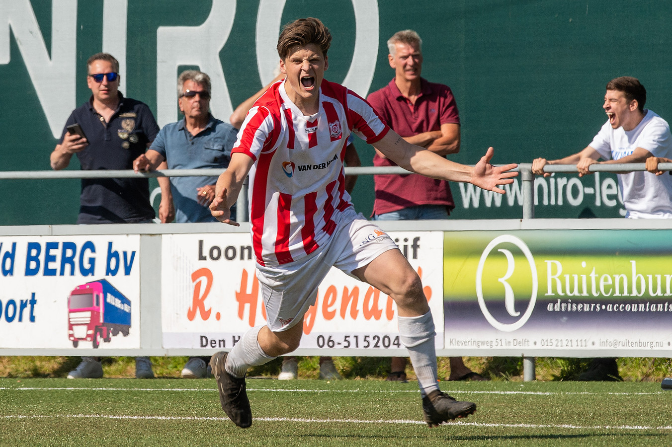 SV Den Hoorn ontsnapt, maar het moet beter: ‘Het leek wel of er iemand dood was’ | Foto | AD.nl