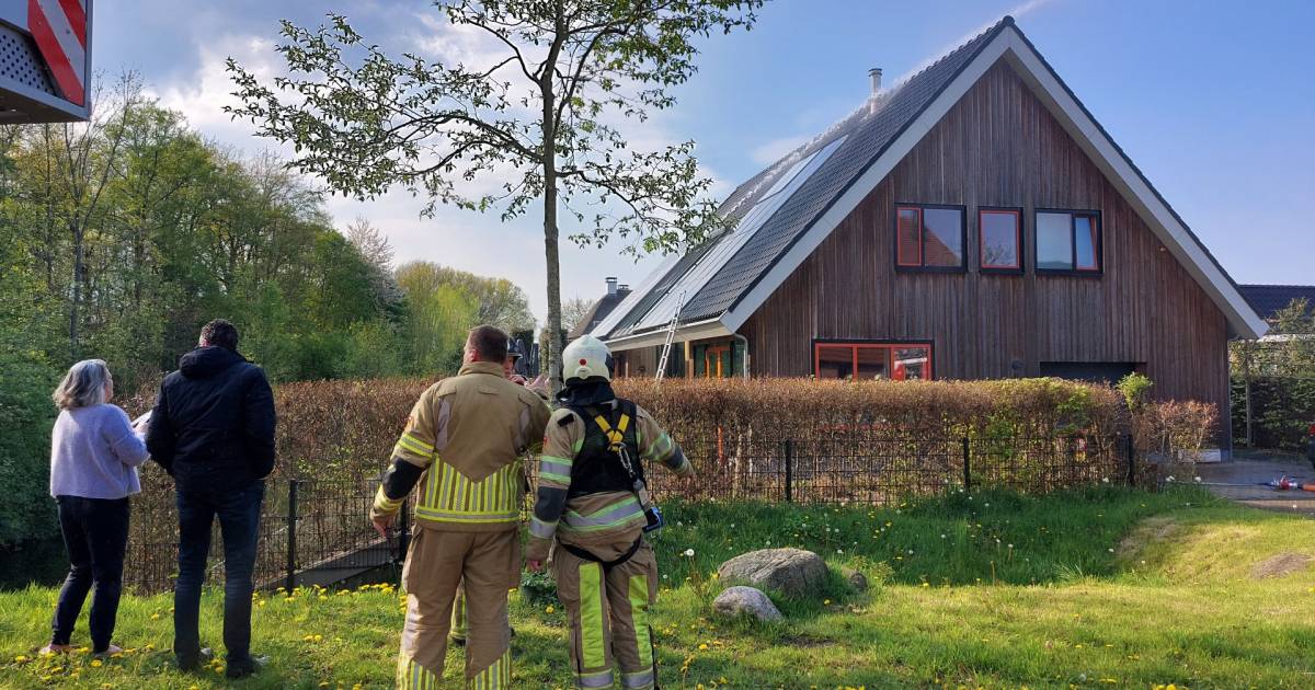 Dak van woning in Leusden in brand, bewoner probeert vuur zelf te doven ...