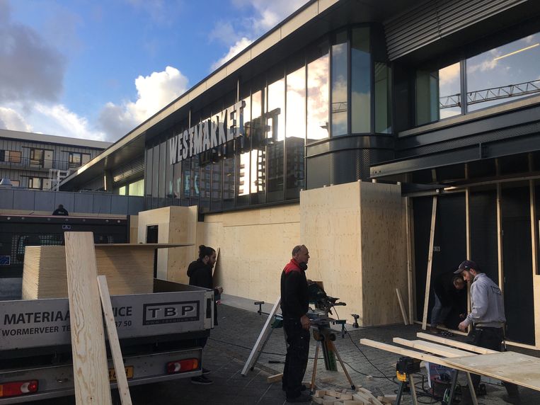 Calandlyceum in Nieuw-West sluit eerder vanwege mogelijke rellen