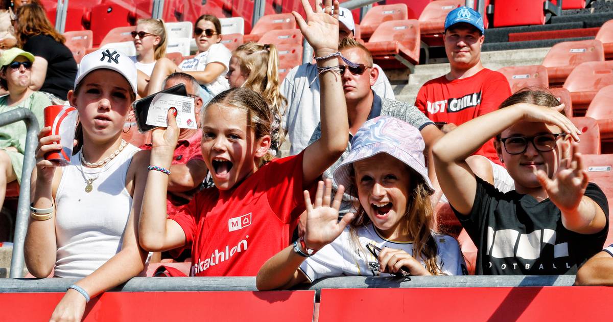 Spandoek op Bunnik Side voor vrouwen FC Utrecht: ‘Welkom Terug Wijffies ...