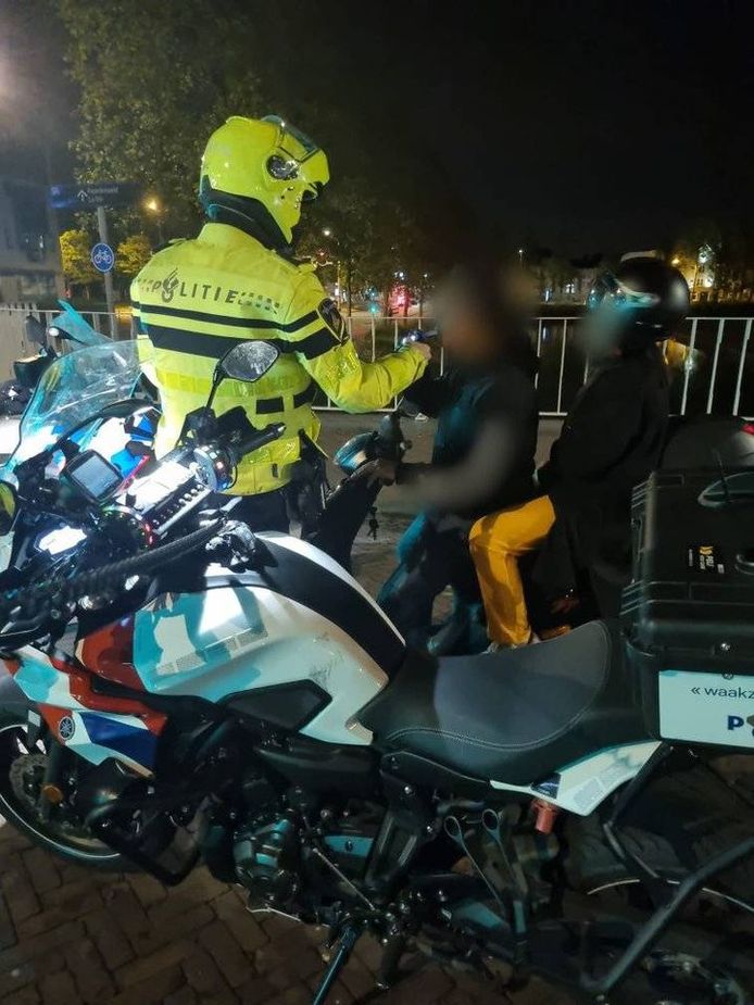 Scooterrijder geeft helm aan zijn date en krijgt voor deze ‘nobele daad ...