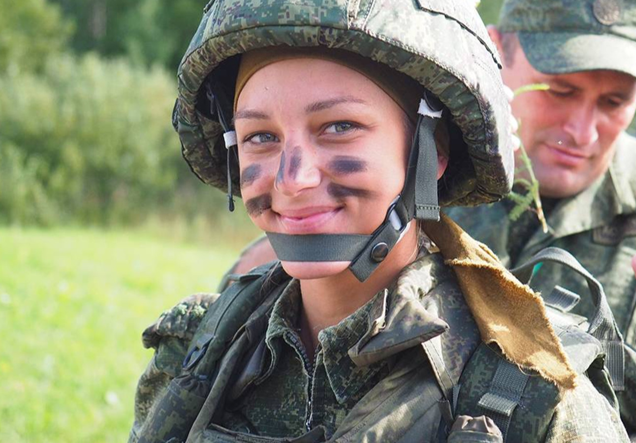 “Mijn charmante troepen”: in het Russische leger dienen vrouwen vooral ...