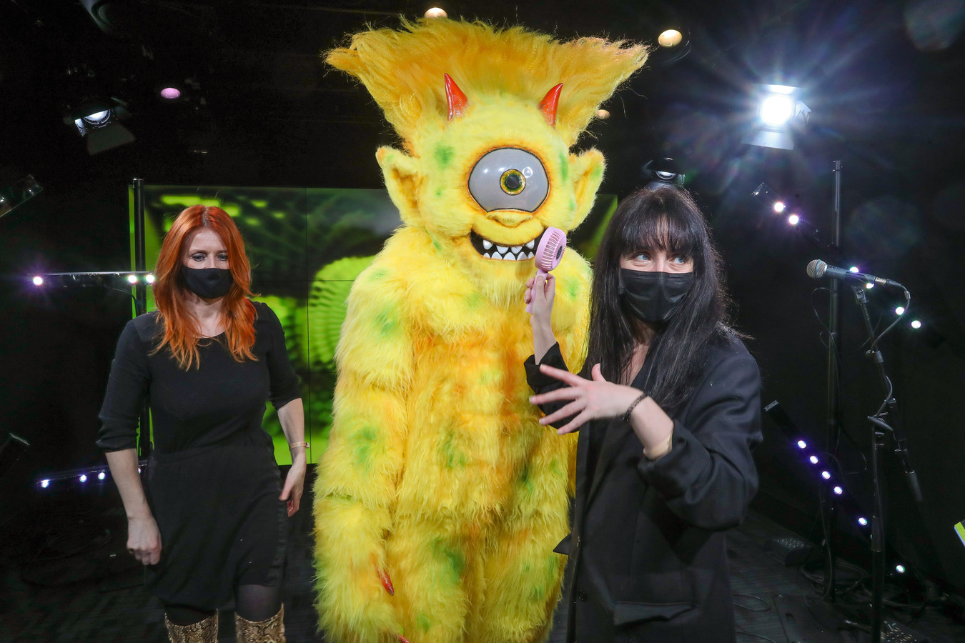 Onze reporter kruipt zélf in de kostuums van ‘The Masked Singer’: is ...