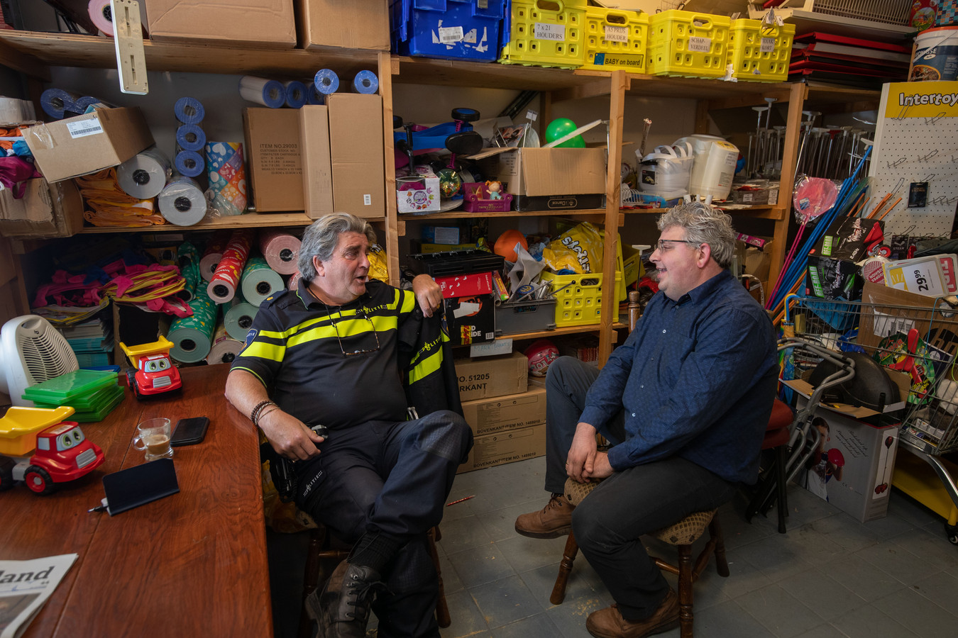 Nieuwe thriller van Hans Faber is te heftig voor Urk en ligt er daarom ...
