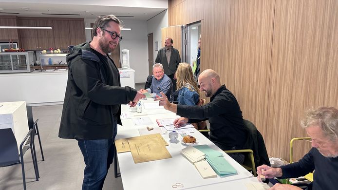 Ook de lijsttrekkers brachten hun stem uit in Oudenburg : wat ...