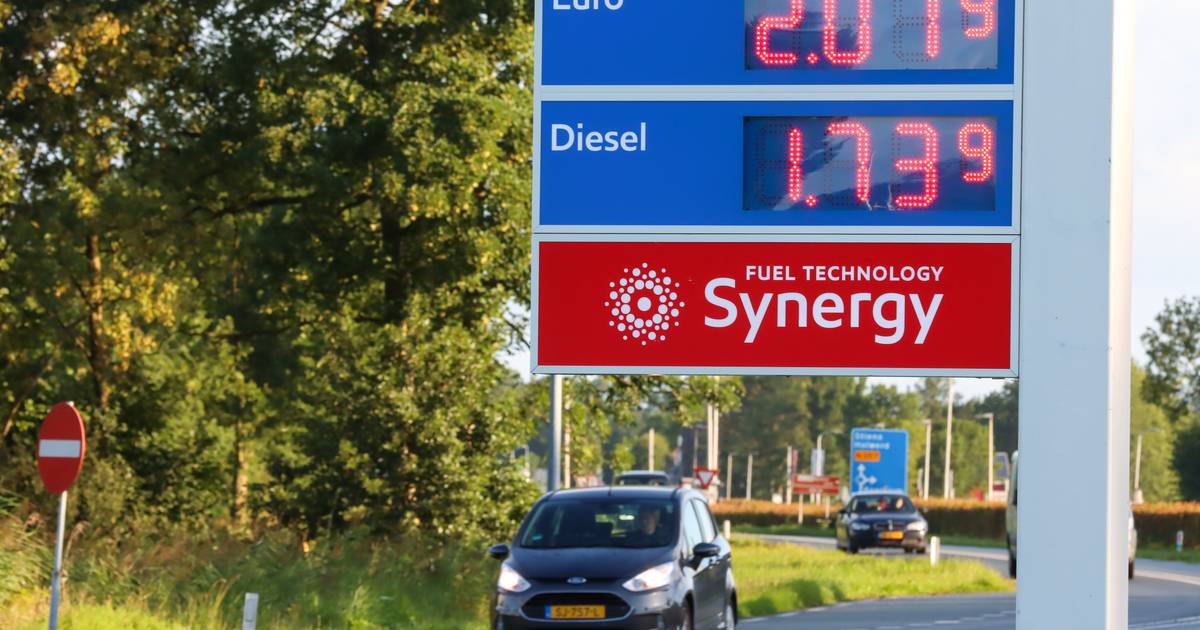 Benzineprijzen boven de twee euro, maar we worden niet geremd: ‘Wen er ...