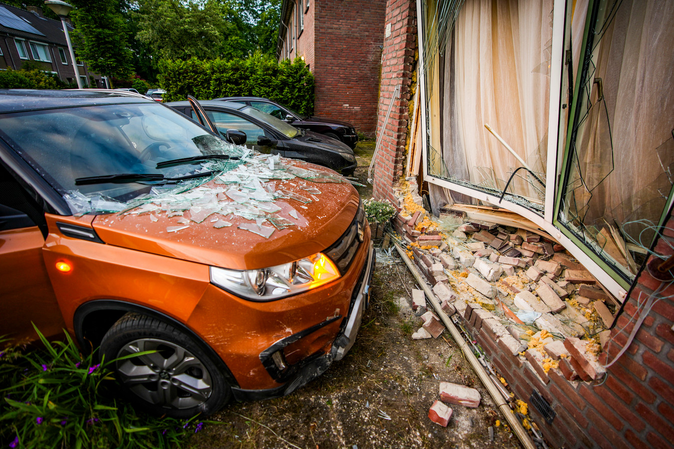 Automobiliste (34) rijdt voorgevel uit huis en geeft bewoonster een ...