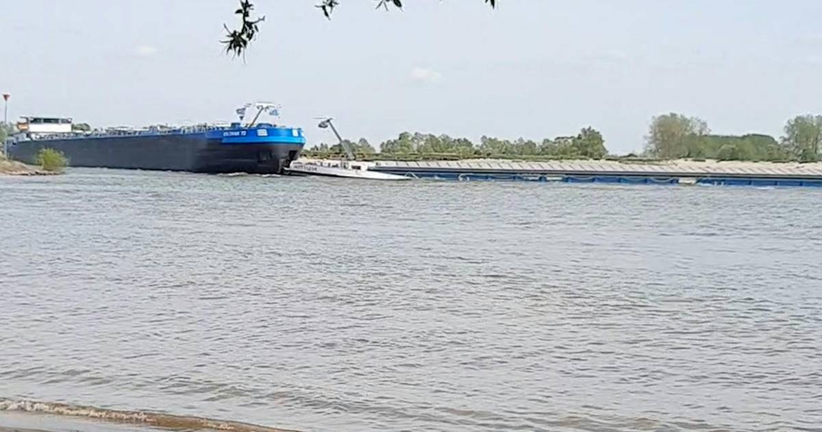 Schepen botsen frontaal op de Waal, strandgangers filmen aanvaring: ‘Ik ...