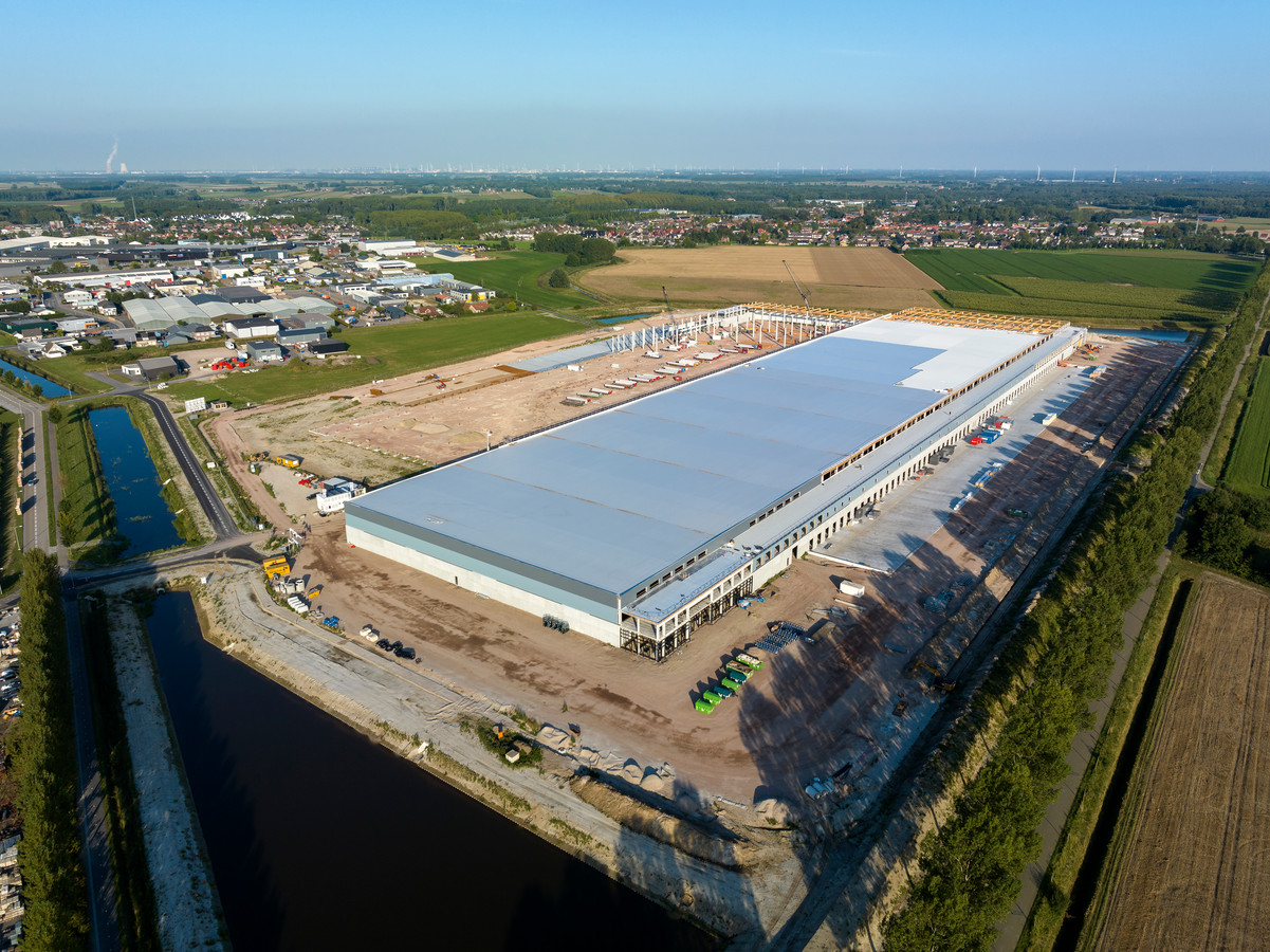 Twee joekels op het industrieterrein en nieuwe Intratuin geven entree ...
