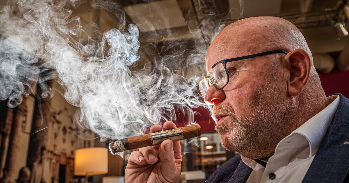 Rokers komen graag naar de sigarenlounge van Haaksbergenaar Han ...