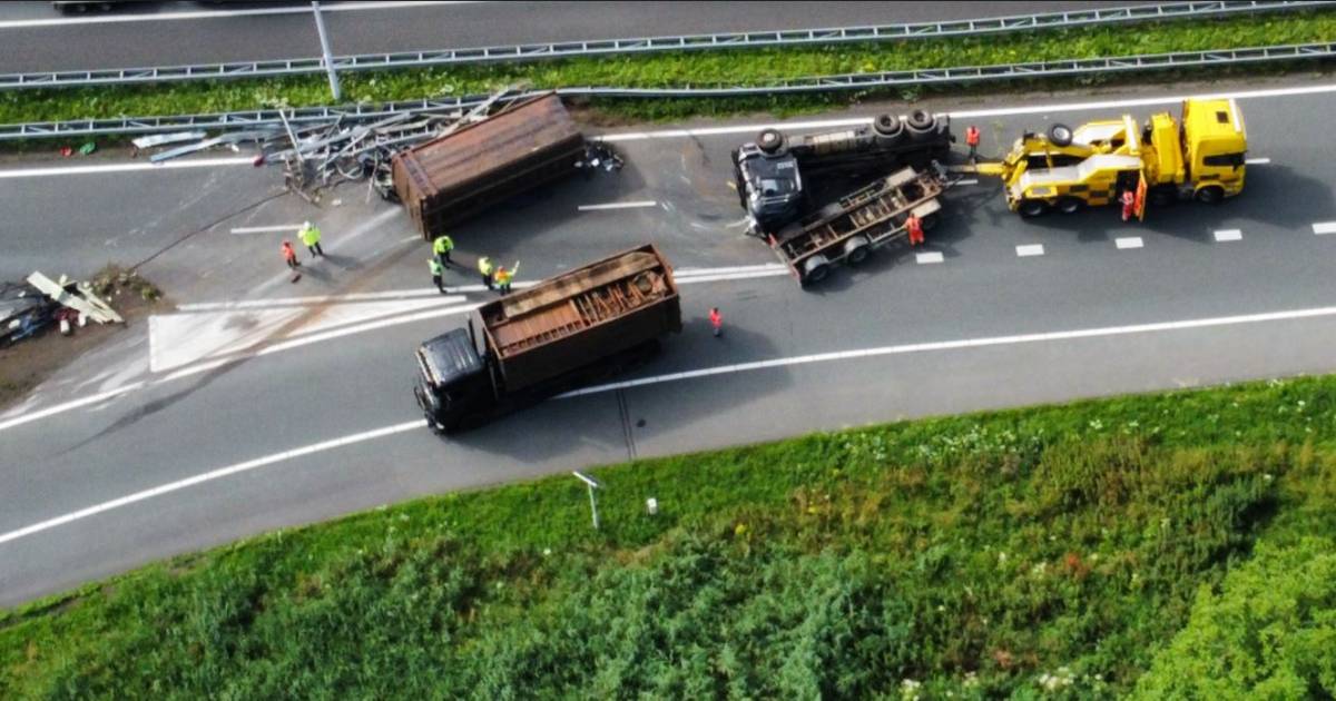 Vrachtwagen met oud ijzer kantelt op A15 | Rivierenland | bndestem.nl