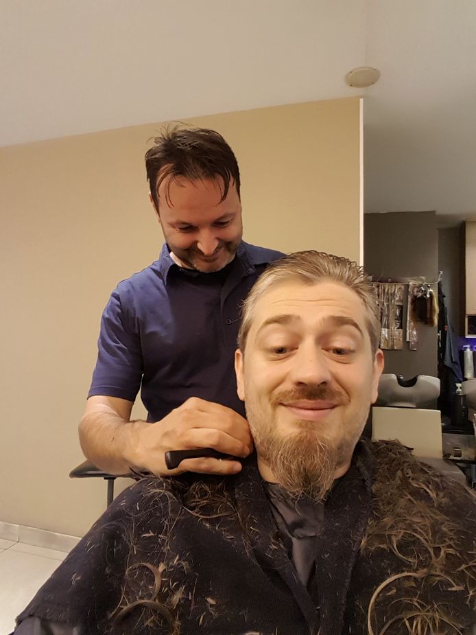 Filip (41) schenkt 30cm haar aan Think Pink: “Mijn vrienden mogen me ...