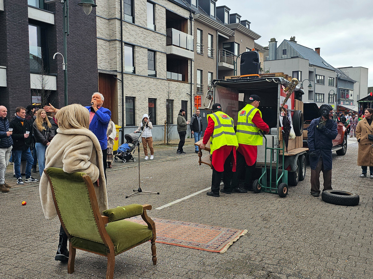 KIJK. Peer Stoet moet het wegens panne zonder echte prinsenwagen ...