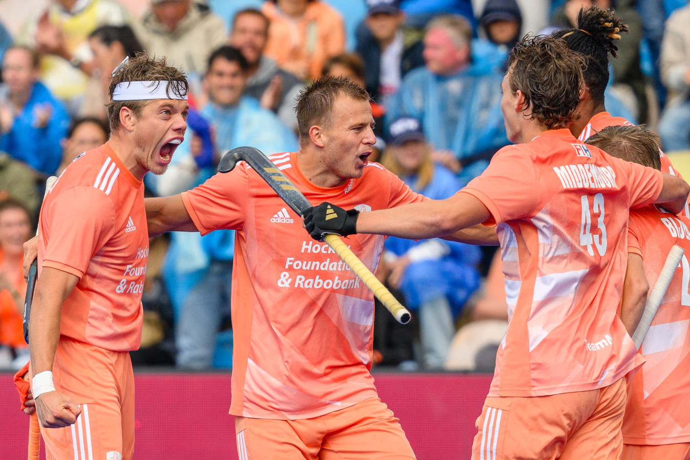 Europees kampioenen Thijs van Dam en Pien Sanders vieren hun goud op ...
