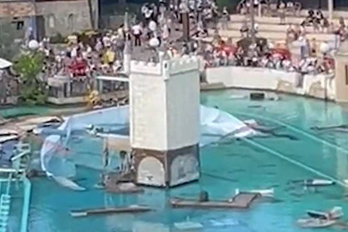 Zeker vier gewonden nadat waterbassin instort in Duits pretpark | Foto ...