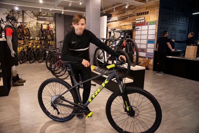 Daniël maakt weer wheelies met zijn nieuwe fiets | Eindhoven | ed.nl