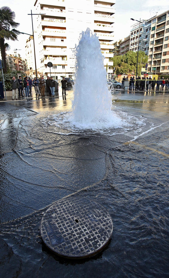 Straten in Rome blank door fontein van 30 meter hoog | Foto ...
