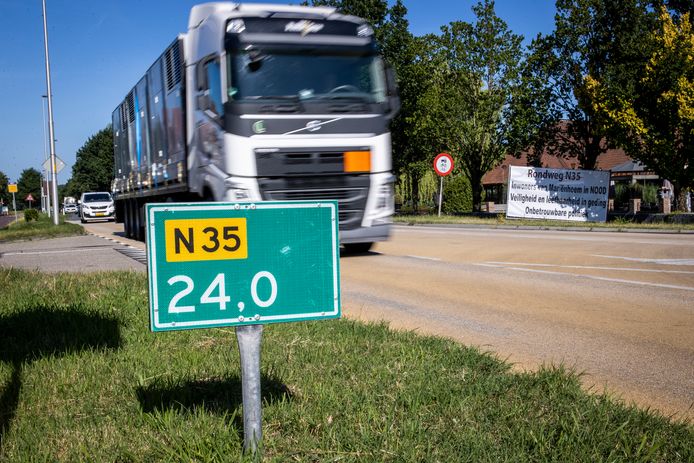 Is de N35 de enige rijksweg in Nederland die dwars door een dorp loopt ...