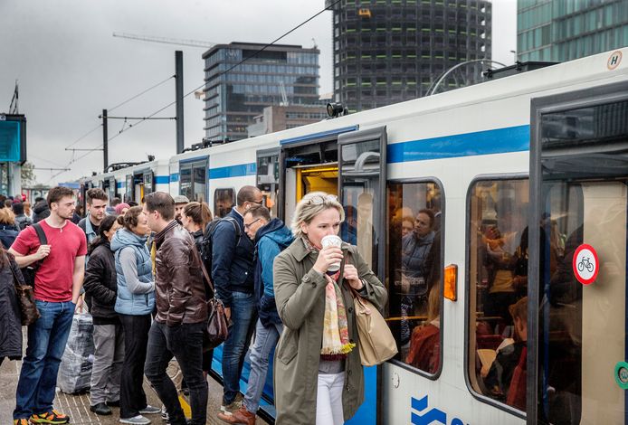 Aantal zwartrijders in Amsterdam explodeert, GVB start campagne: ‘Niet ...