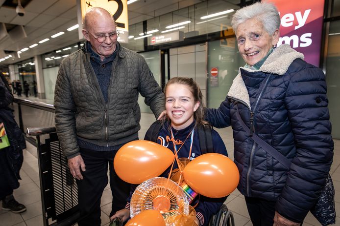 Zo werd wereldkampioen rolstoeltennis Lizzy de Greef onthaald ...