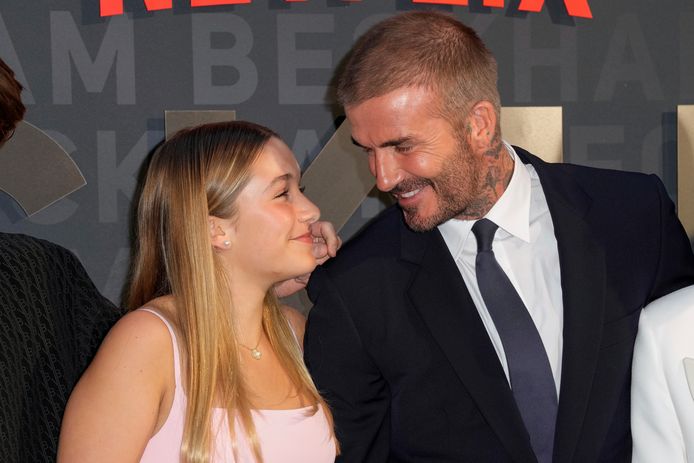 IN BEELD. Rode loper van ‘Beckham’: David en Victoria vergezeld door ...
