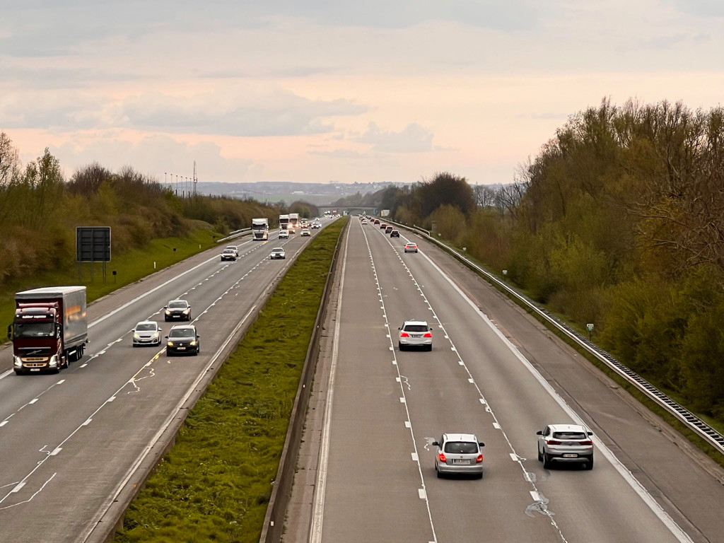 Wie 90 km/uur rijdt op autosnelweg, kan tot 264 euro per jaar besparen ...