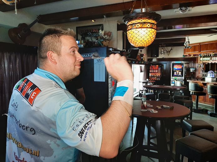 Roy pakt in strijd tegen kinderkanker wereldrecord darten door vier ...