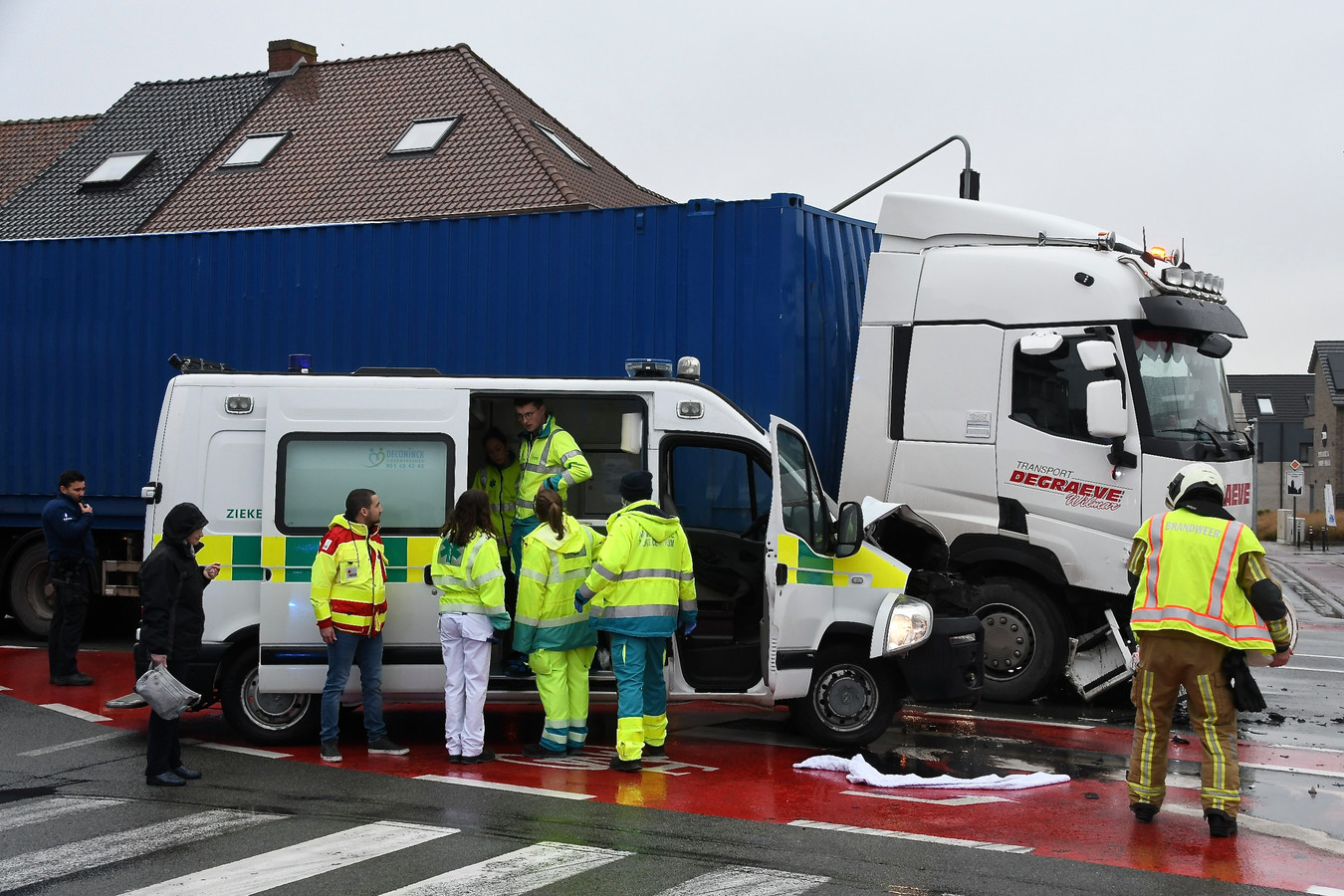 KIJK. Bewakingscamera filmt moment waarop trucker in Waregem op ...