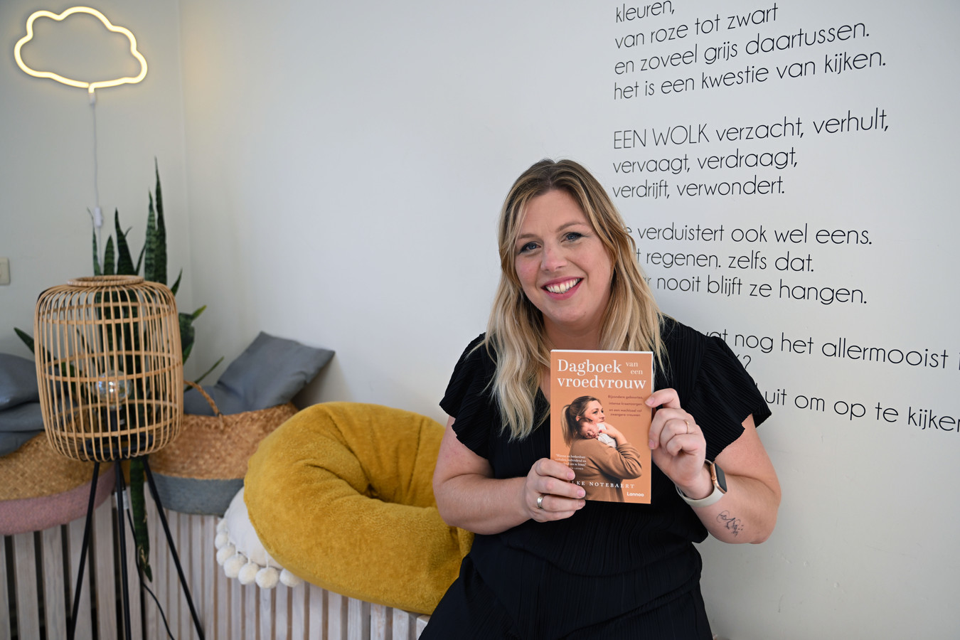 ‘Vroedvrouw van het Jaar’ schrijft boek over mooiste beroep ter wereld ...