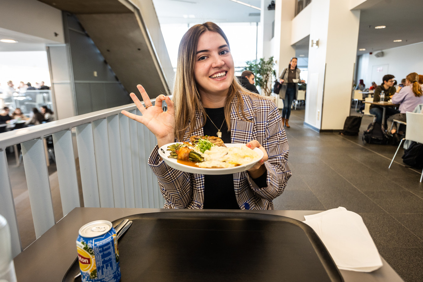 Lunchen in het PXL-restaurant, waarvoor zelfs lessenroosters aangepast ...