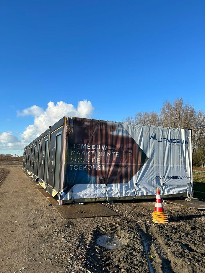 Eerste woningen Oekraïnedorp in Vlaardingen geplaatst | Waterweg | AD.nl