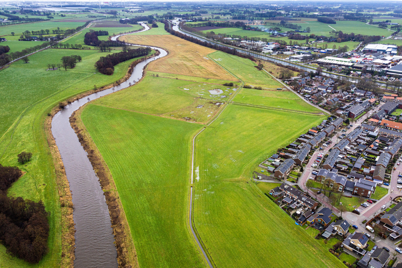 Wethouder belooft boeren: nieuwe natuur langs Vecht bij Gramsbergen ...