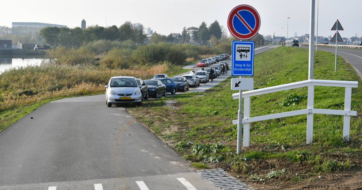 Busstrook in Kinderdijk wordt gebruikt als parkeerplek | Dordrecht | AD.nl