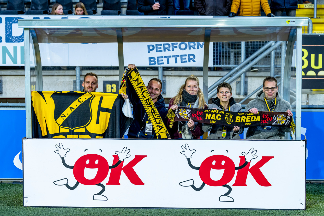 Fans zitten straks bovenop het veld in de OK dug-out | Foto | AD.nl