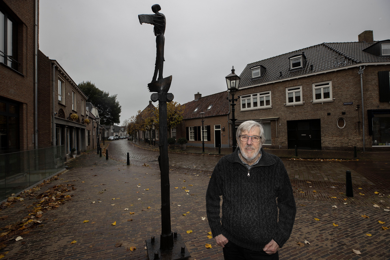 ‘Een mythisch vogelfiguur op de uitkijk voor wat dan ook’; Hans van ...