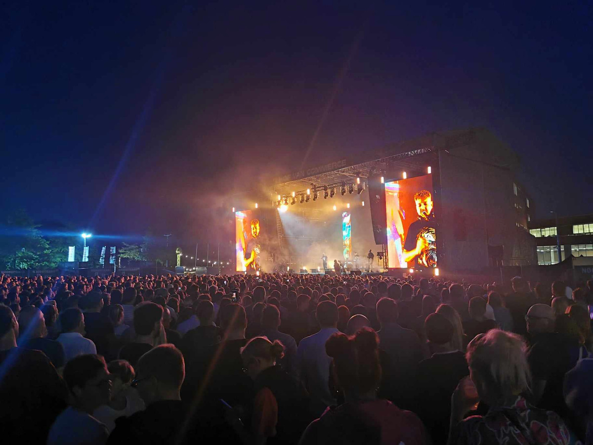 Achtduizend fans vieren zilveren jubileum ’t Hof van Commerce: “Trotser ...