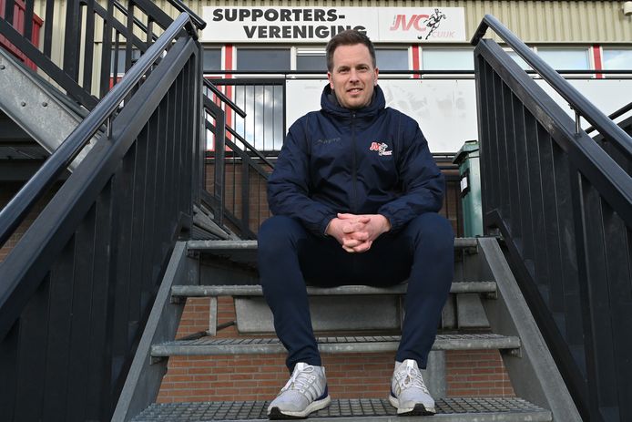 Zijn tijd als interim-trainer is een zwarte bladzijde: Dennis Straatman ...