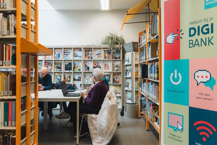 Digipunt-vragenuurtje in de bibliotheek om de digitale kloof te dichten | Wuustwezel | hln.be