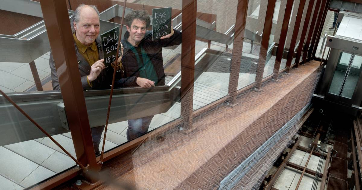 Patrick en Bart maken elke dag een foto van kapotte lift: ‘Ach, je kan ...